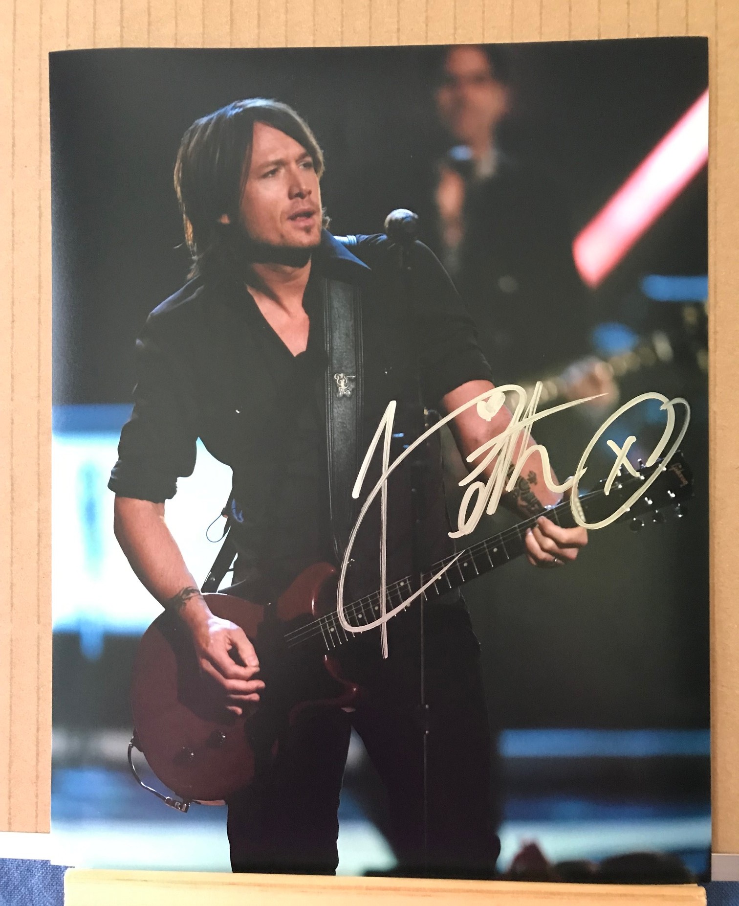 AUTOGRAPH PHOTO - KEITH URBAN (b) - 8 x 10 - X Marks The Shop