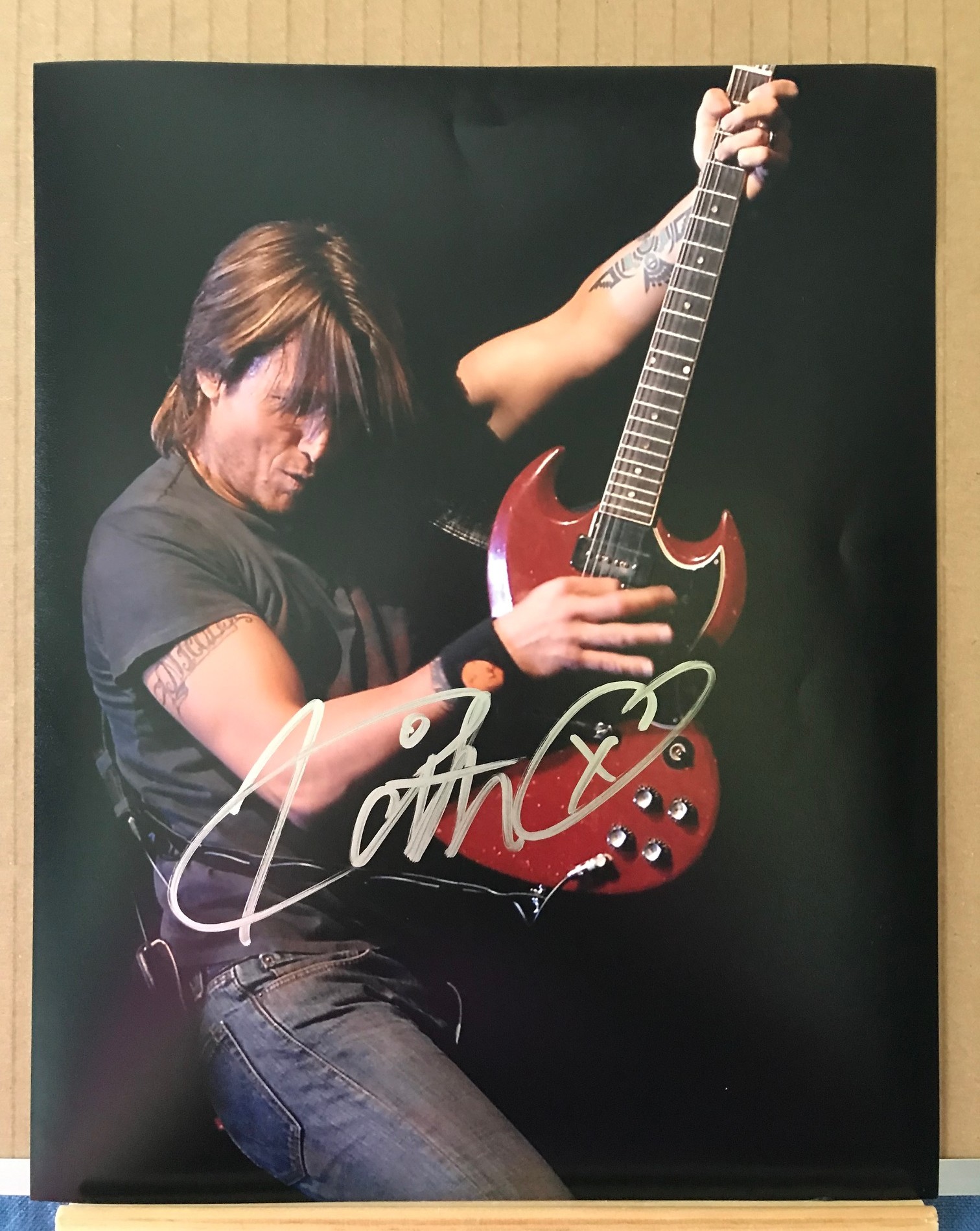 AUTOGRAPH PHOTO - KEITH URBAN (a) - 8 x 10 - X Marks The Shop