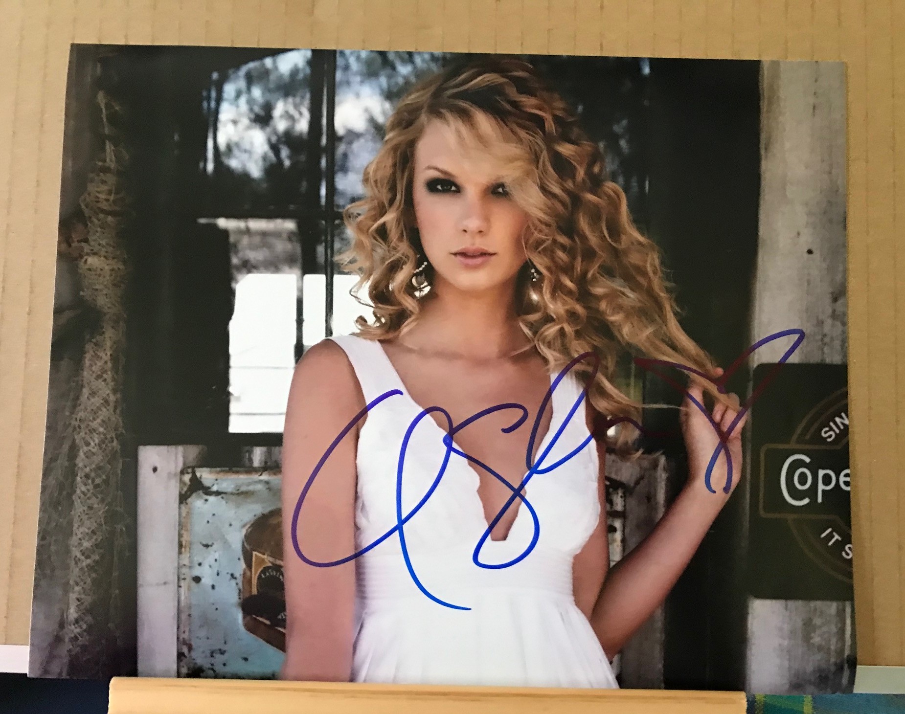 AUTOGRAPH PHOTO - TAYLOR SWIFT (a) - 8 x 10 - X Marks The Shop